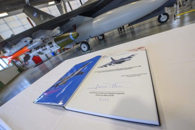 Galería - Así fue la firma del contrato por la venta de los cazas F-16 Fighting Falcon a la ...