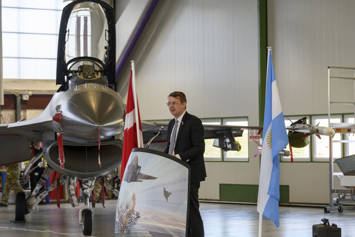 Galería - Así fue la firma del contrato por la venta de los cazas F-16 Fighting Falcon a la ...