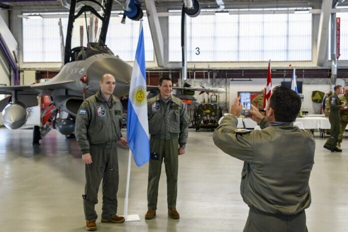 Galería - Así fue la firma del contrato por la venta de los cazas F-16 Fighting Falcon a la ...