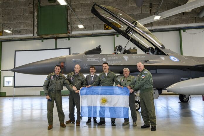 Galería - Así fue la firma del contrato por la venta de los cazas F-16 Fighting Falcon a la ...