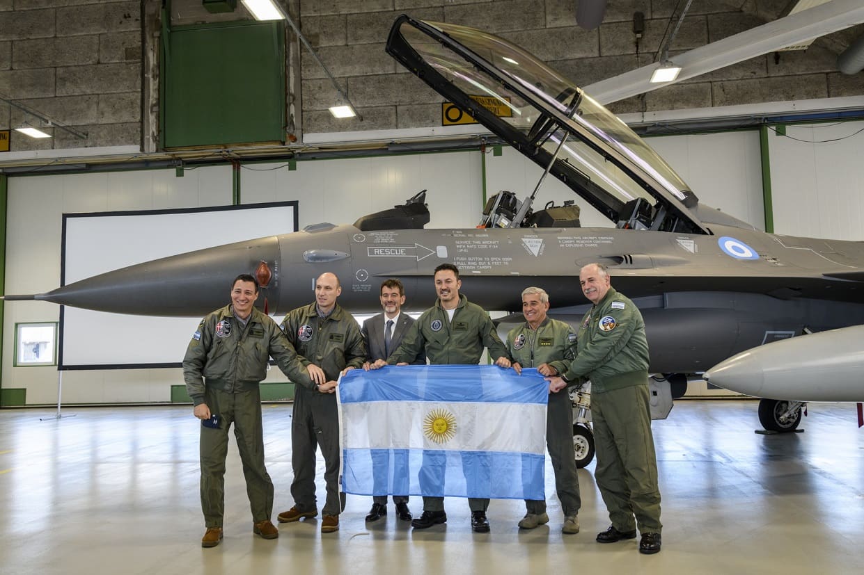 Galería - Así fue la firma del contrato por la venta de los cazas F-16 Fighting Falcon a la ...