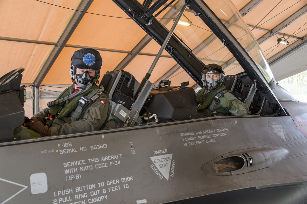 Galería - Así fue la firma del contrato por la venta de los cazas F-16 Fighting Falcon a la ...