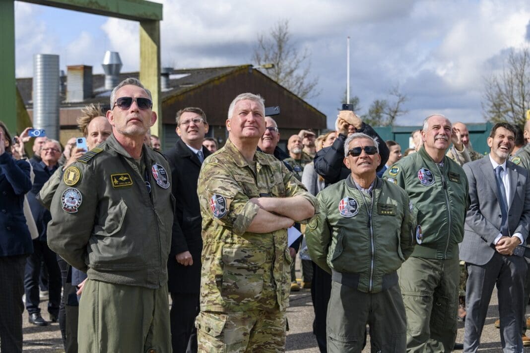 Galería - Así fue la firma del contrato por la venta de los cazas F-16 Fighting Falcon a la ...