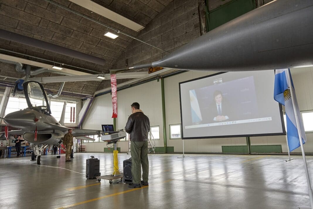 Galería - Así fue la firma del contrato por la venta de los cazas F-16 Fighting Falcon a la ...