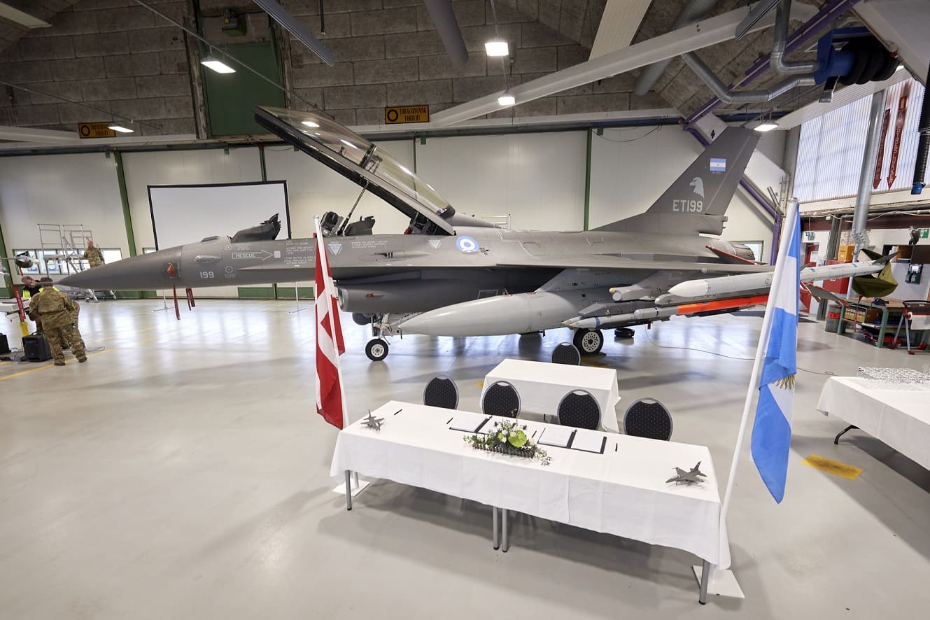 Galería - Así fue la firma del contrato por la venta de los cazas F-16 Fighting Falcon a la ...