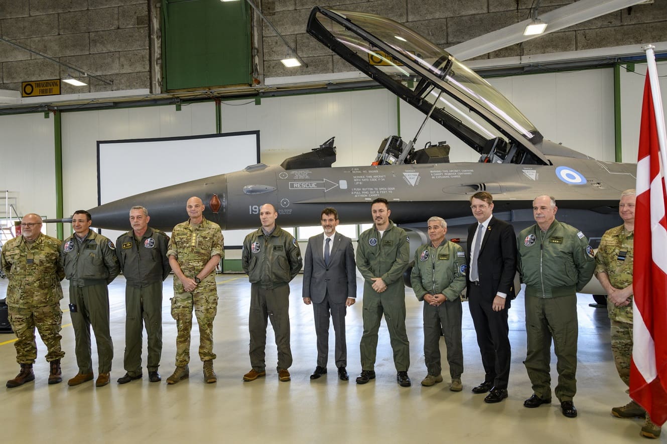 Galería - Así fue la firma del contrato por la venta de los cazas F-16 Fighting Falcon a la ...