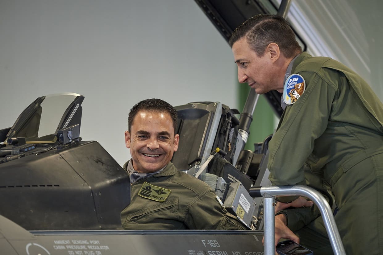 Galería - Así fue la firma del contrato por la venta de los cazas F-16 Fighting Falcon a la ...
