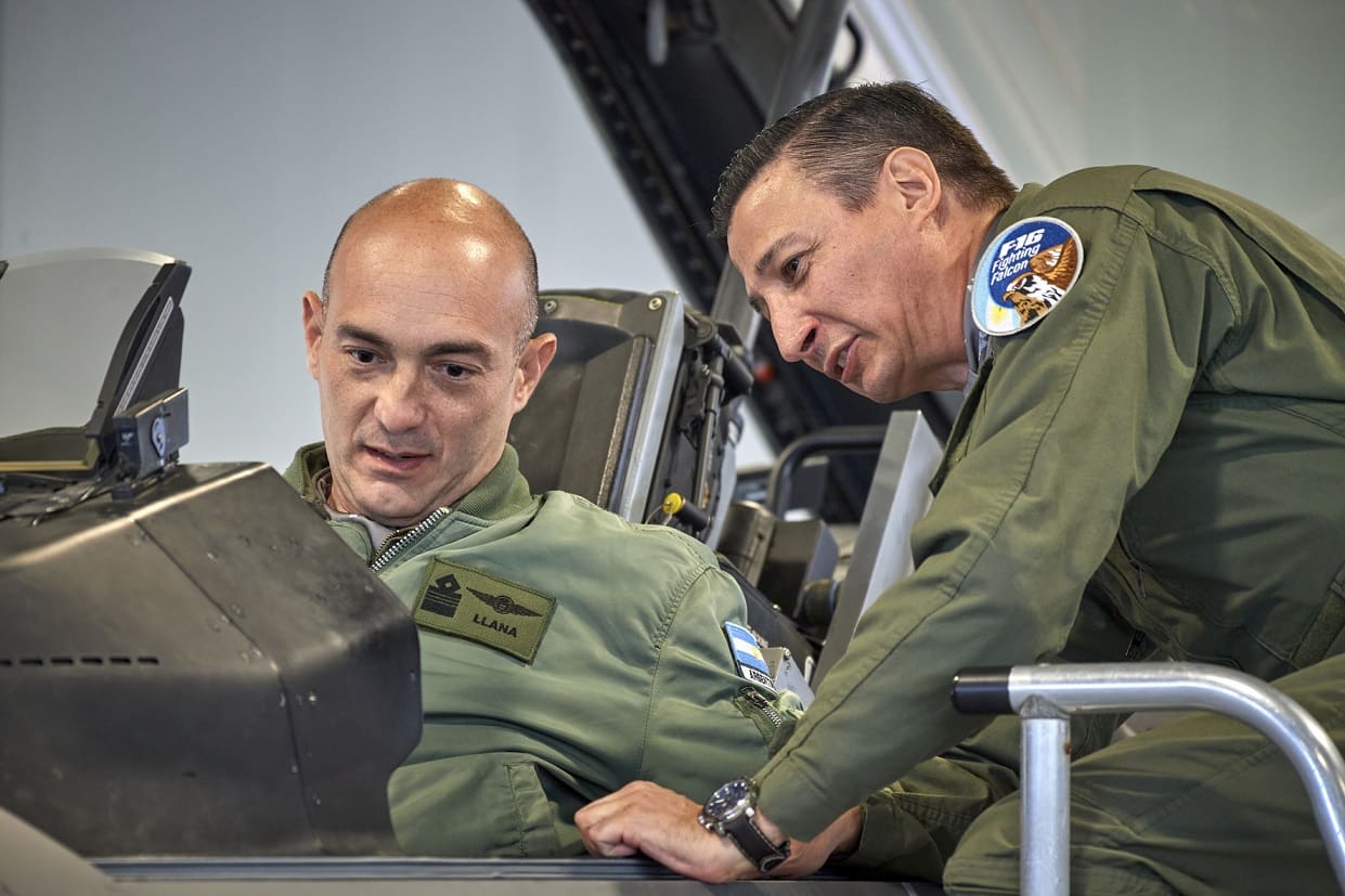 Galería - Así fue la firma del contrato por la venta de los cazas F-16 Fighting Falcon a la ...