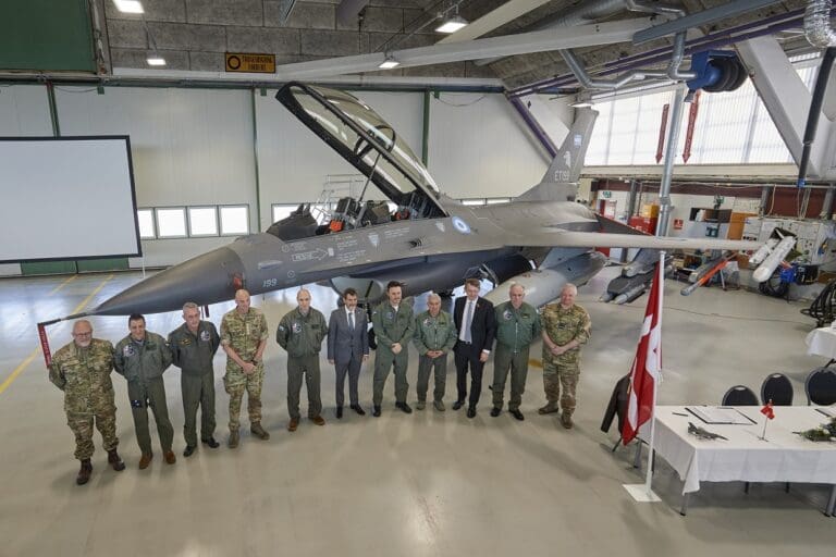 Galería - Así fue la firma del contrato por la venta de los cazas F-16 Fighting Falcon a la ...