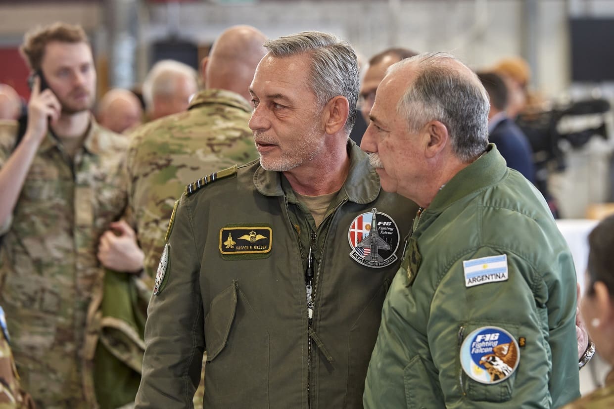 Galería - Así fue la firma del contrato por la venta de los cazas F-16 Fighting Falcon a la ...