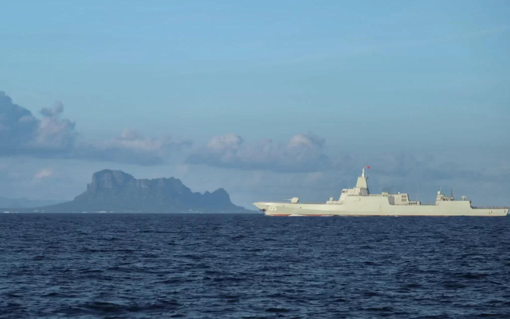 The Dalian Shipyard launches the tenth Type 055 missile destroyer for ...