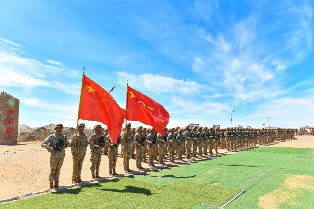 The Chinese Army deployed troops and armored vehicles in the steppes of ...