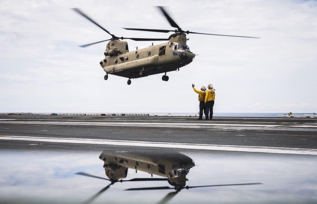 Un CH-47F Chinook del Ejército de EE.UU. operó desde el portaaviones ...
