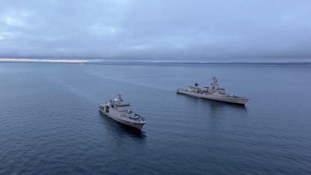 El portaaviones USS George Washington de EE.UU. atraviesa el Estrecho ...