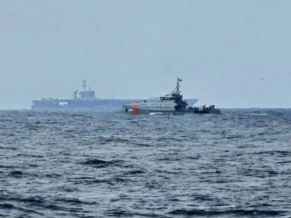 The U.S. aircraft carrier USS George Washington was escorted by ships ...