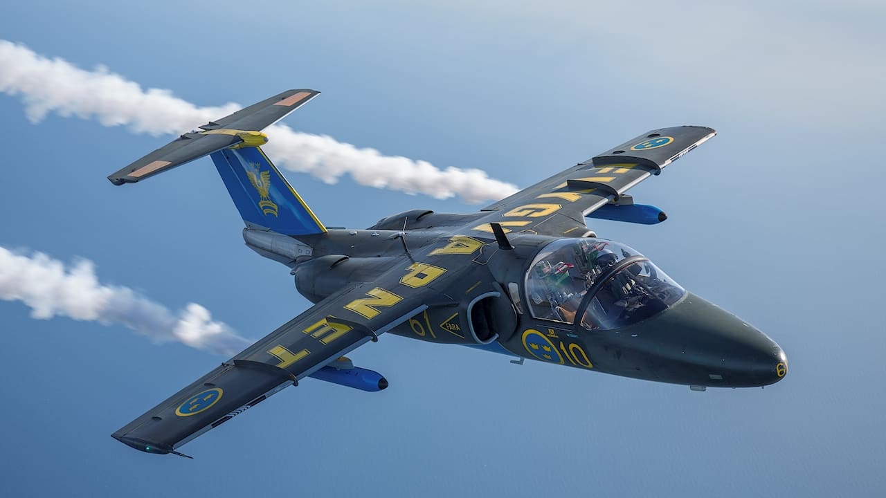 La Fuerza Aérea de Suecia retira a sus antiguos entrenadores Saab 105 después de casi 60 años de ...