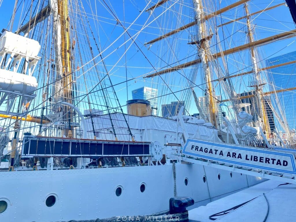Galería - Recorrido por los buques de la Armada Argentina abiertos al público en el Apostadero ...