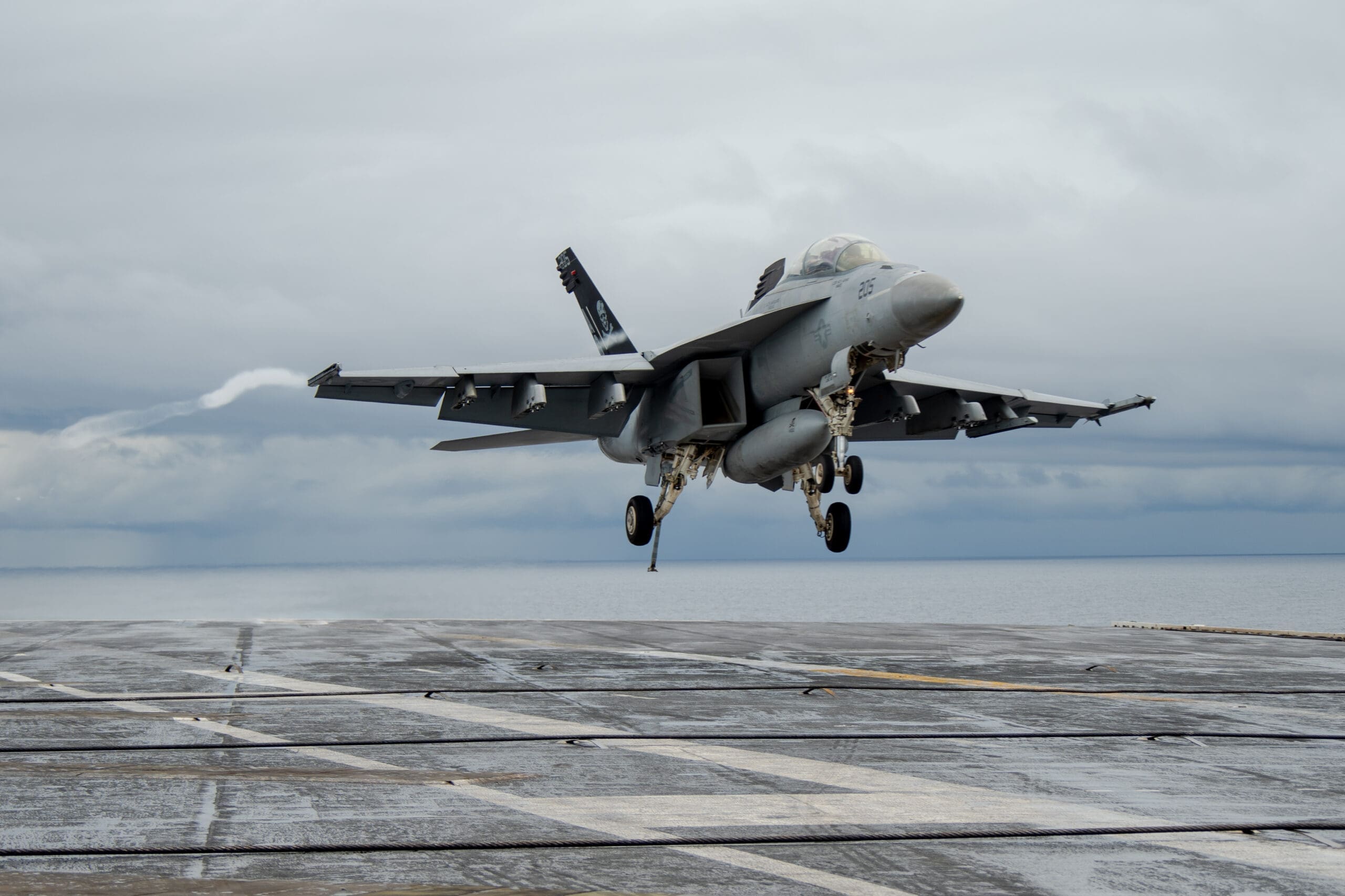 Boeing entrega los primeros dos cazas F/A-18 Super Hornet modernizados al Block III a la Armada ...