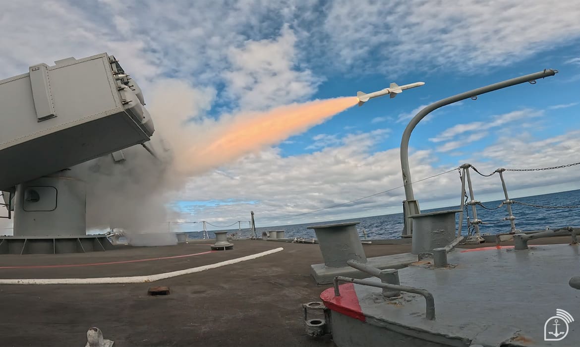 Con el lanzamiento de misiles Aspide y la intercepción de drones, la ...