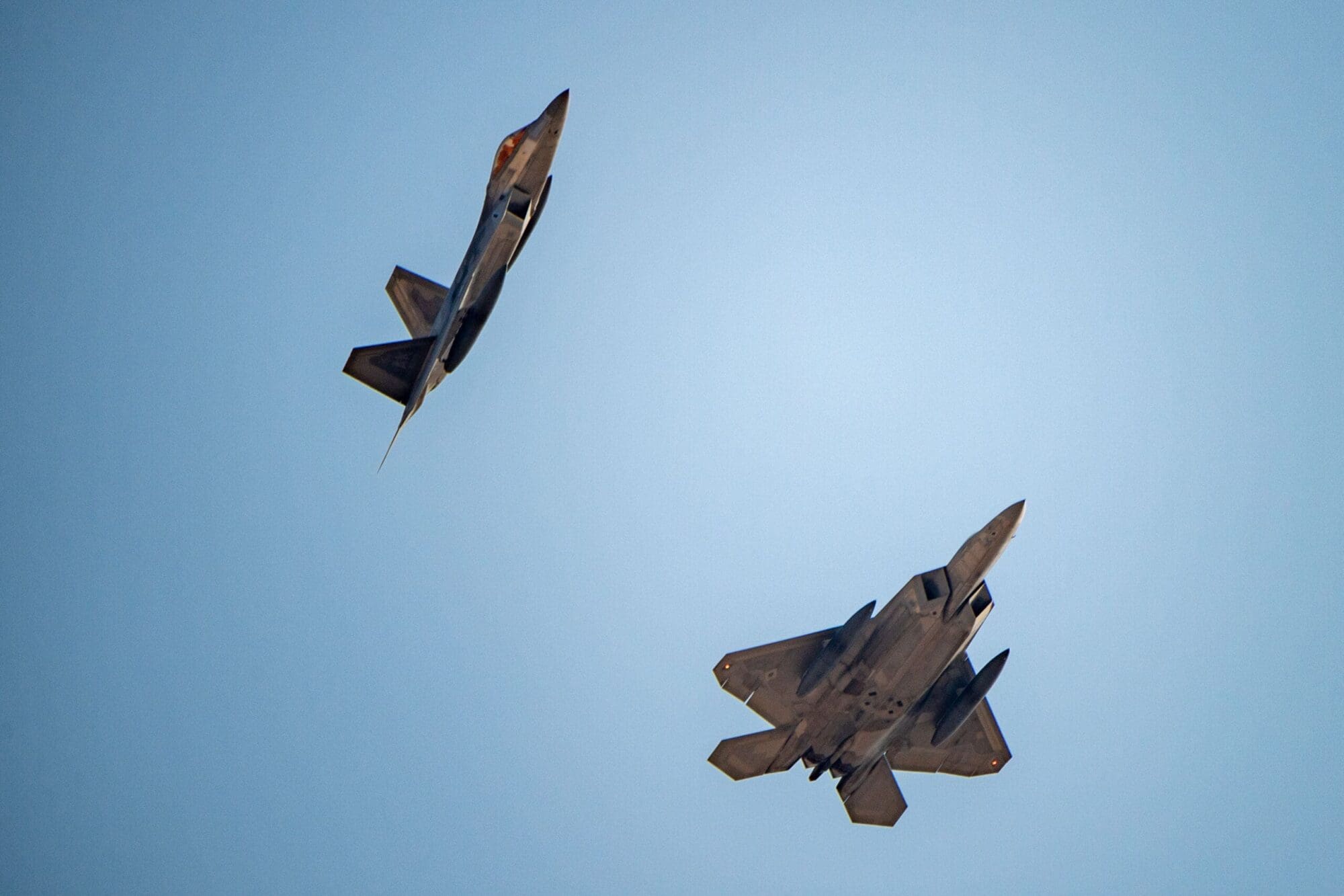 The F-22s of the U.S. Air Force arrived in the Middle East to deter ...