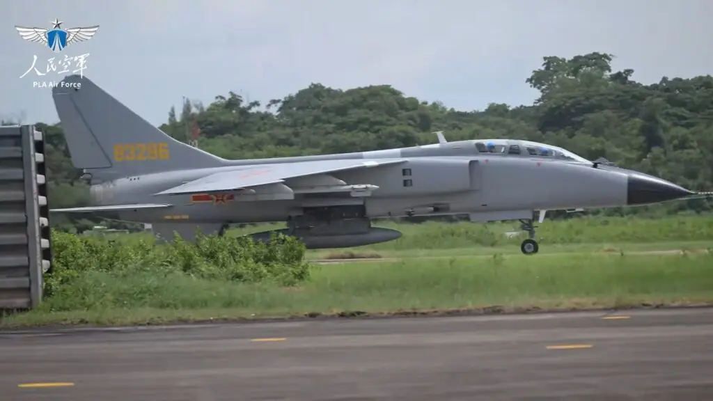 The J-10C and JH-7A of the Chinese Air Force face off in simulated air ...