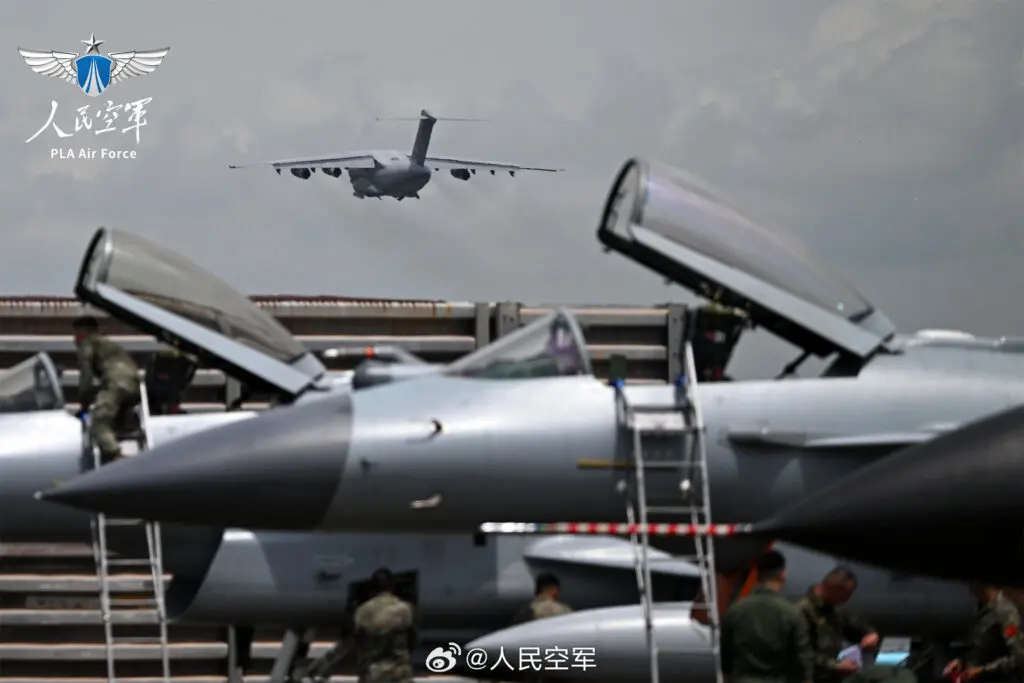 The J-10C and JH-7A of the Chinese Air Force face off in simulated air ...