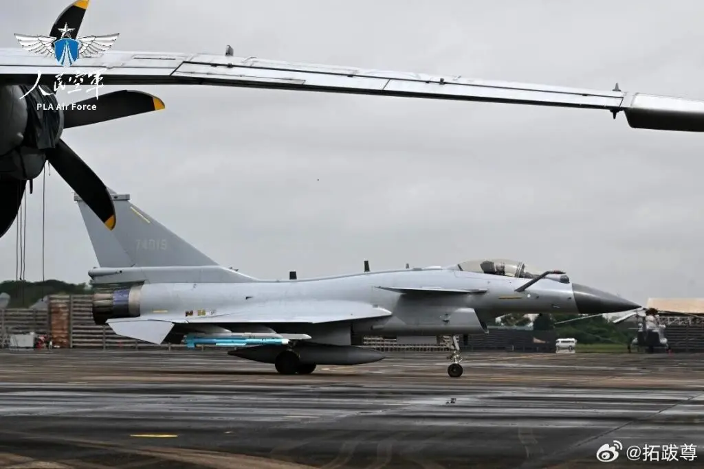 The J-10C and JH-7A of the Chinese Air Force face off in simulated air ...