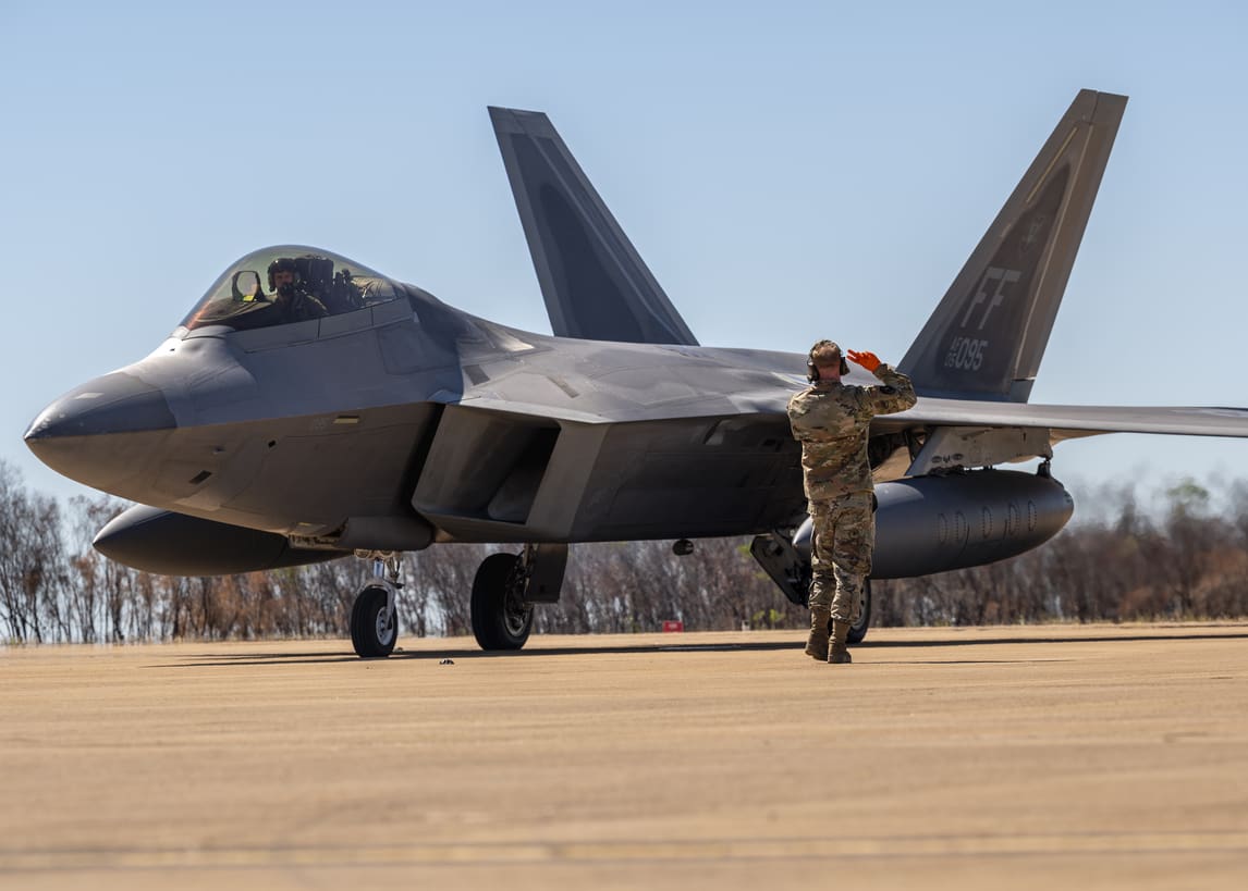 Los F-22 y F-35 de la Fuerza Aérea de EE. UU. y Australia prueban sus capacidades para operar ...