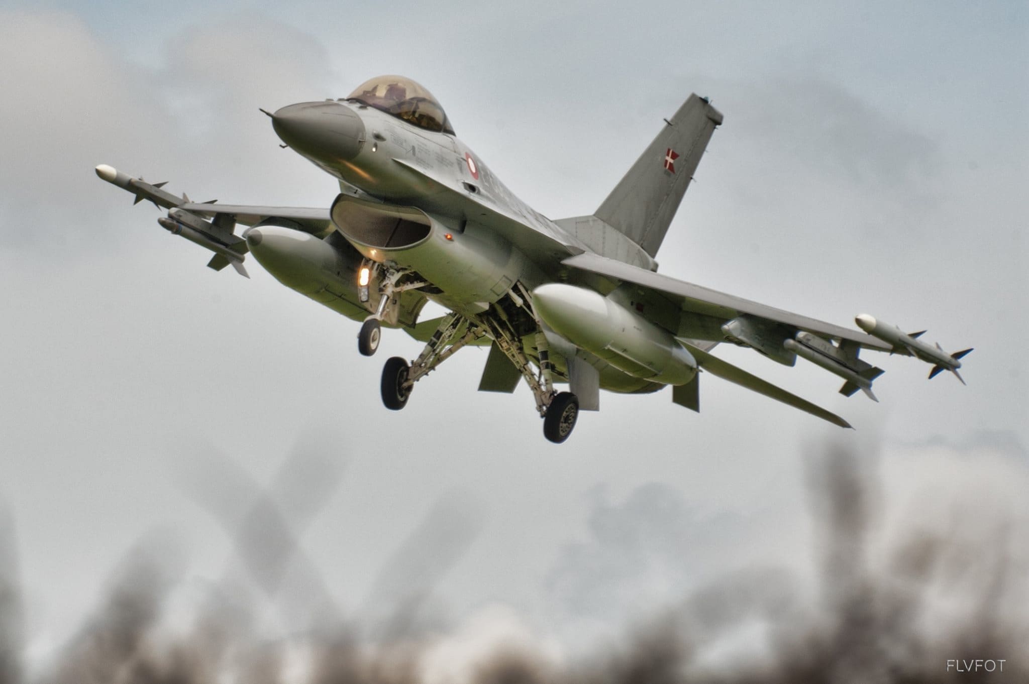 Argentina firmará próximamente la LOA para el armamento de los futuros cazas F-16 de la Fuerza Aérea