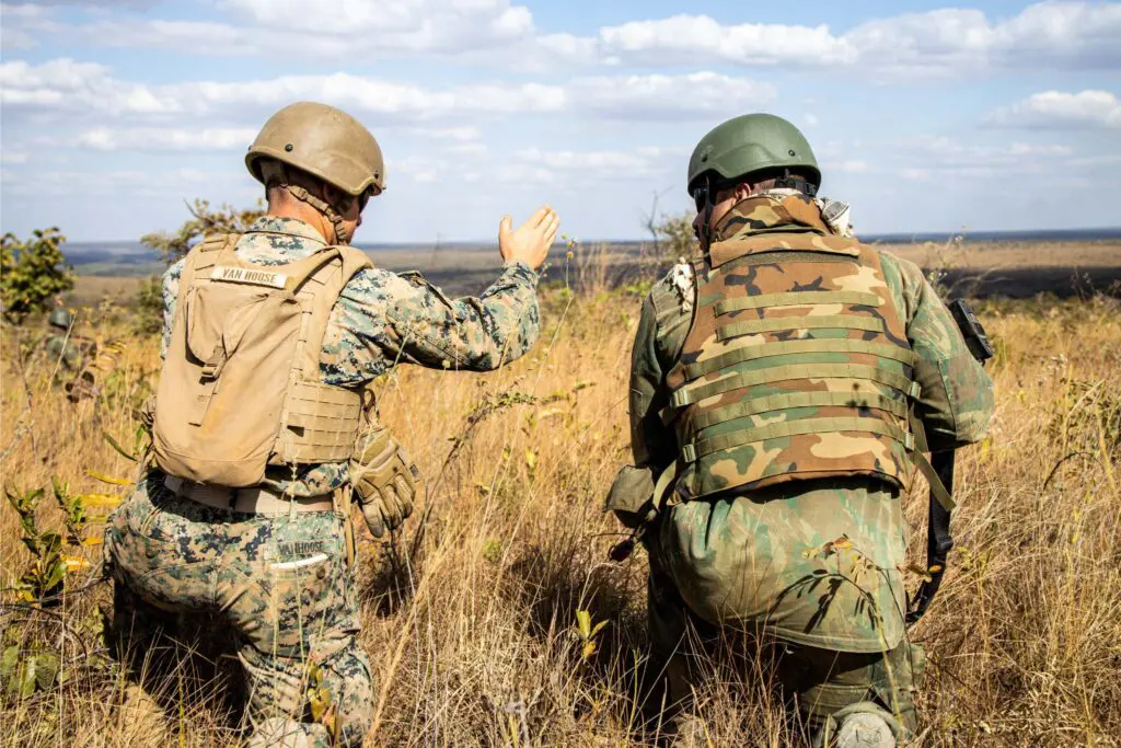 Tropas da Armada da China e do Corpo de Fuzileiros Navais dos EUA ...