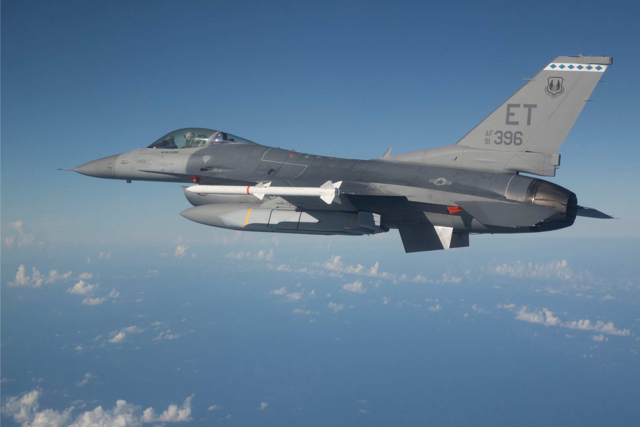 La Fuerza Aérea de EE.UU. equipará a sus F-16 con el nuevo misil anti-buque de largo alcance AGM ...