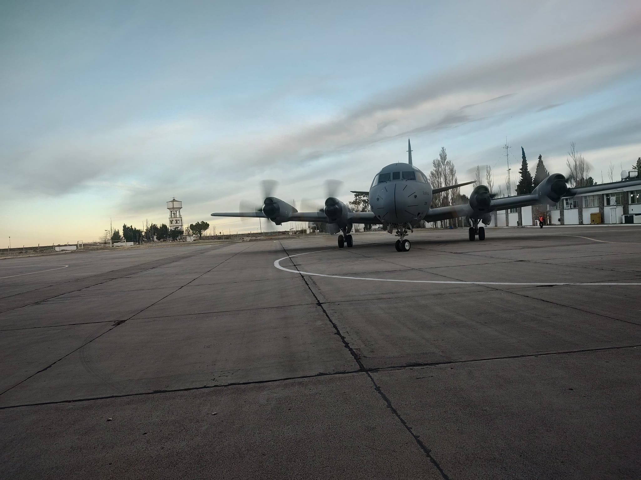 El primero de los P-3 Orión de la Armada Argentina adquiridos a Noruega arribó a la Base ...