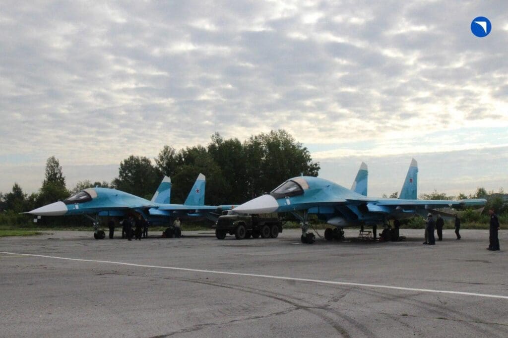 Las Fuerzas Aeroespaciales Rusas continúan recibiendo nuevos cazabombarderos Su-34 para ...