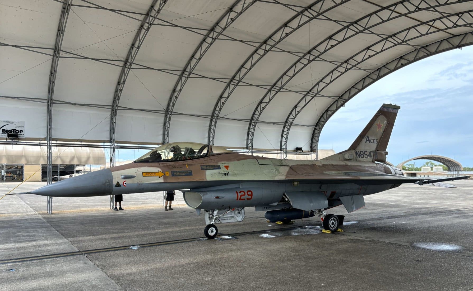 Los cazas F-16 agresores de Top Aces incrementan sus capacidades con la incorporación de un ...