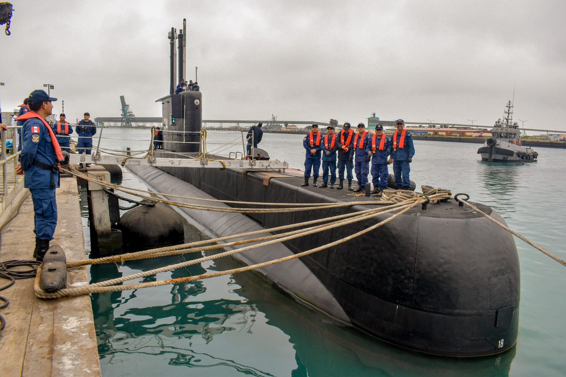El submarino modernizado B.A.P. Chipana de la Marina de Guerra del Perú ...