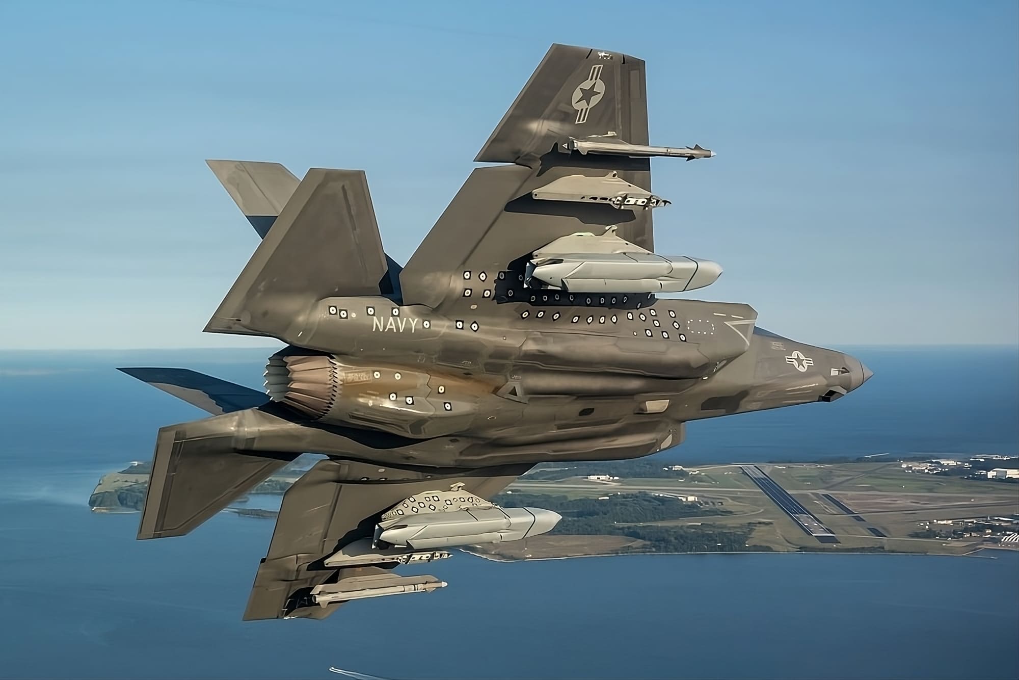 Es registrado el primer vuelo de un F-35C de la Armada de EE.UU. equipado con los nuevos misiles ...
