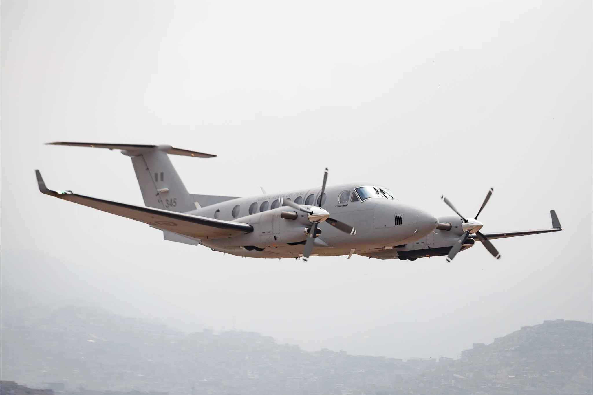 La Fuerza Aérea del Perú incorporó al primero de sus dos nuevos aviones Beechcraft King Air 360C ...