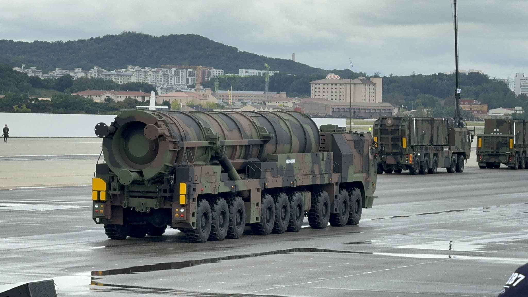 Corea del Sur exhibe por primera vez sus a nuevos misiles balísticos Hyunmoo-5 durante el Día de ...