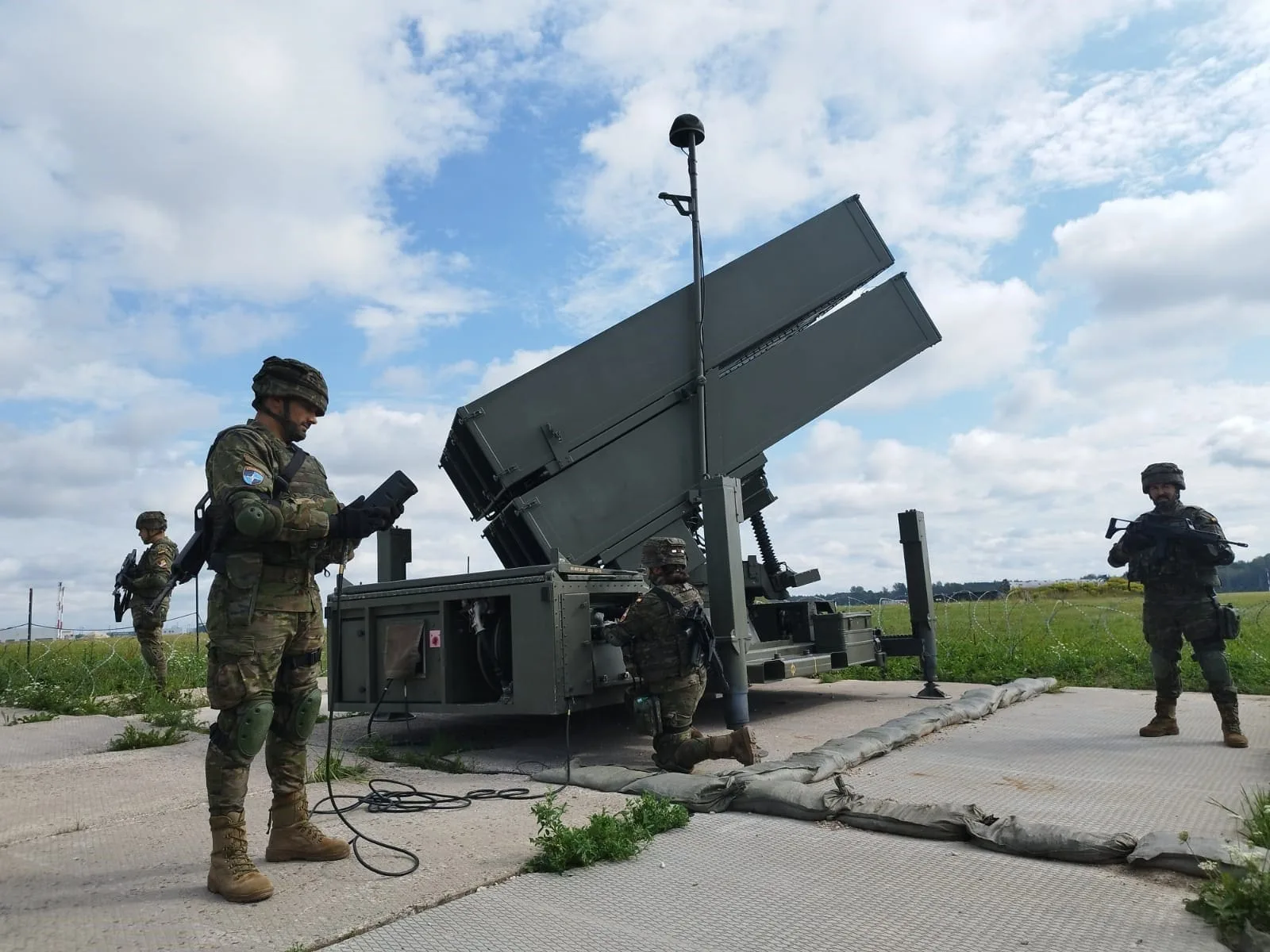 La Unidad de Defensa Antiaérea NASAMS del Ejército Español desplegada ...