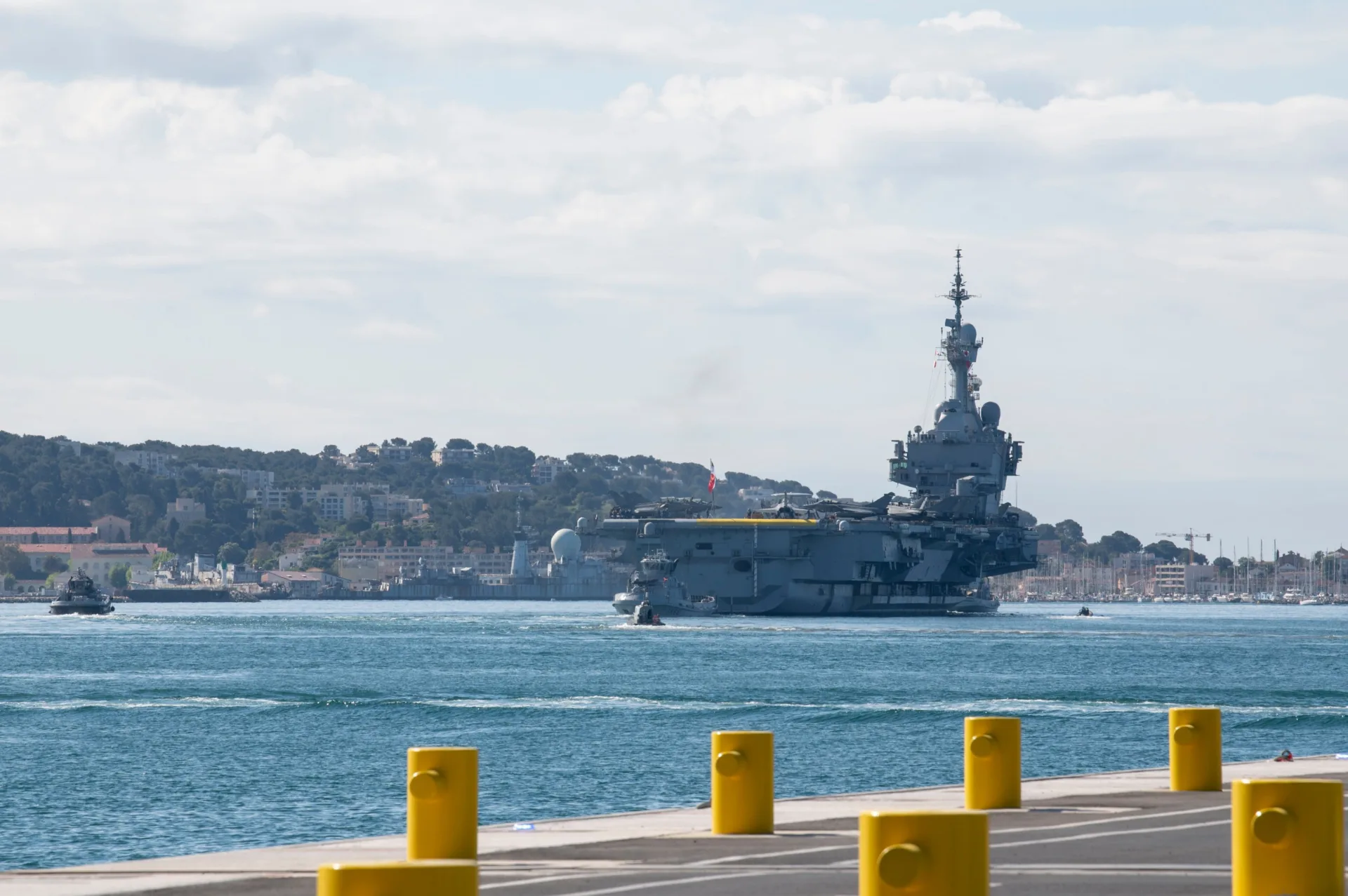 La Marina Nacional francesa alista al portaaviones Charles de Gaulle ...
