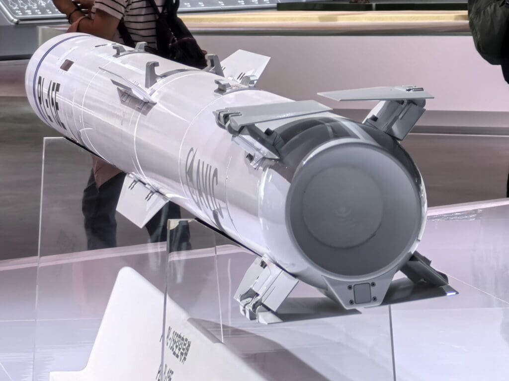 Es develada una nueva versión del misil de largo alcance PL-15E para los cazas furtivos J-20 y J ...