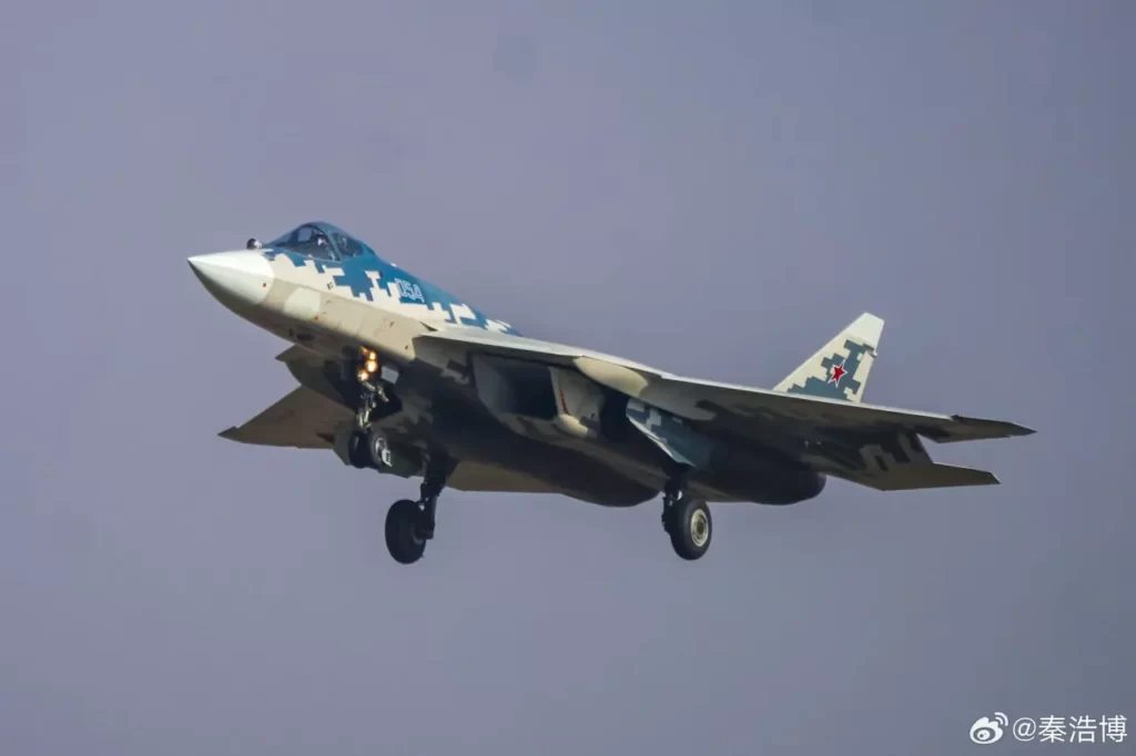 The first test flight of the new J-20S two-seater stealth fighter of ...