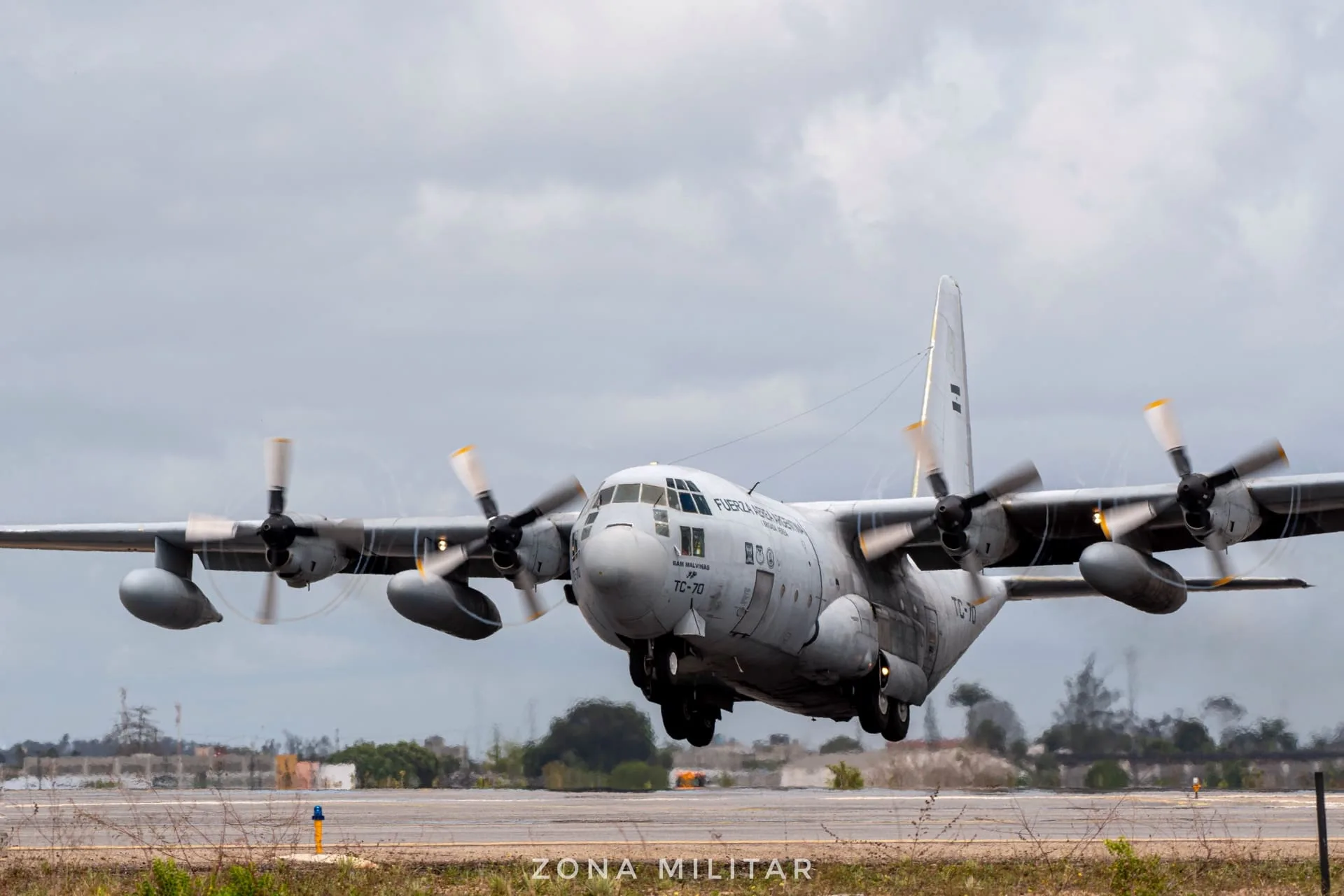 ZM en CRUZEX - El Hercules KC-130H TC-70 de la Fuerza Aérea Argentina realizó el lanzamiento de ...