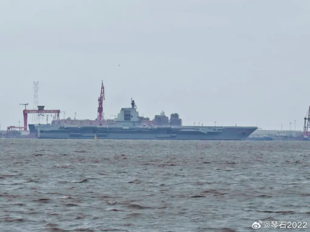 The Fujian aircraft carrier of the Chinese Navy began its fifth sea ...