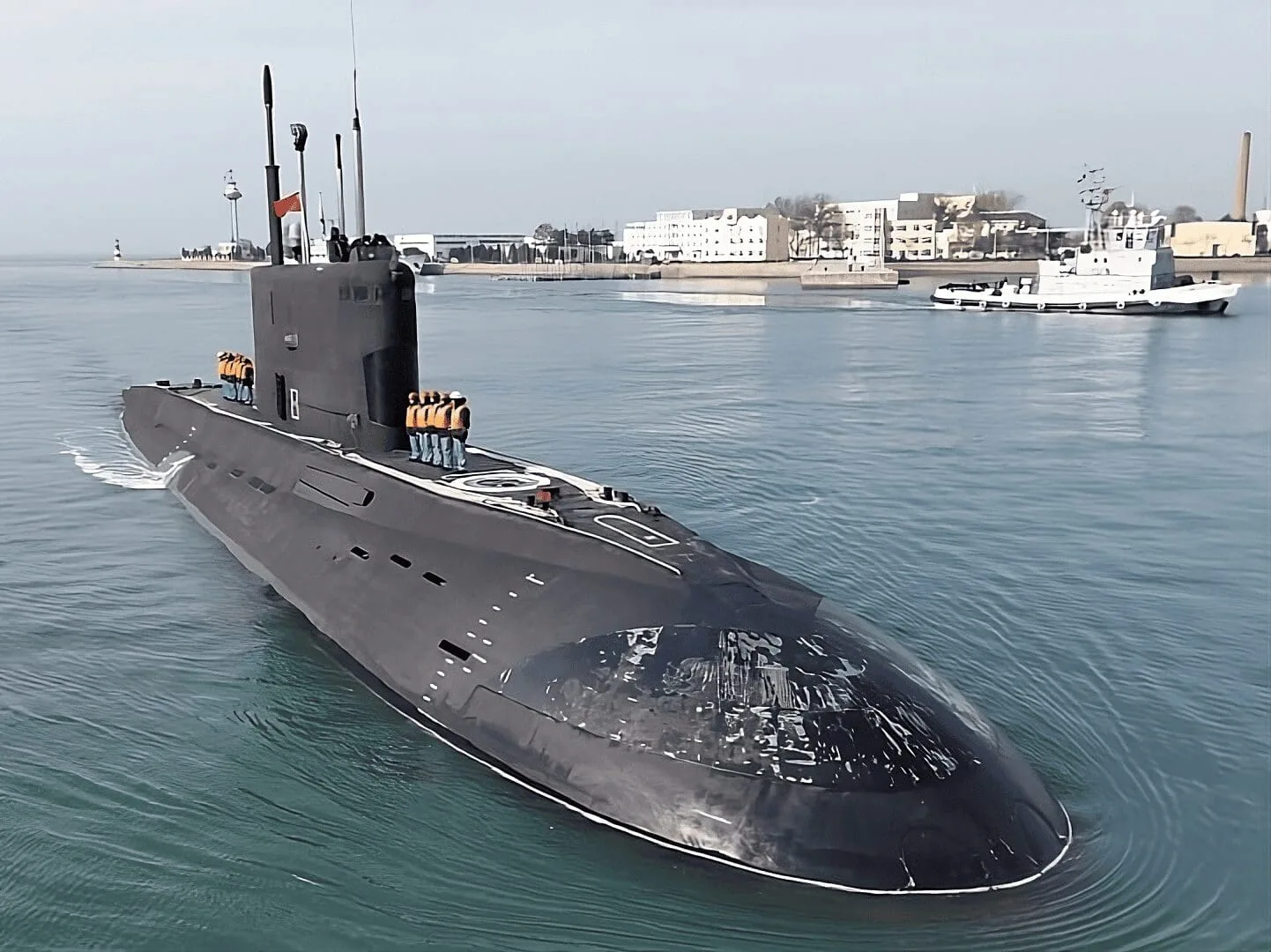 En su tránsito a la Flota del Pacífico, el submarino de ataque Kilo II "Ufa" de la Armada Rusa ...