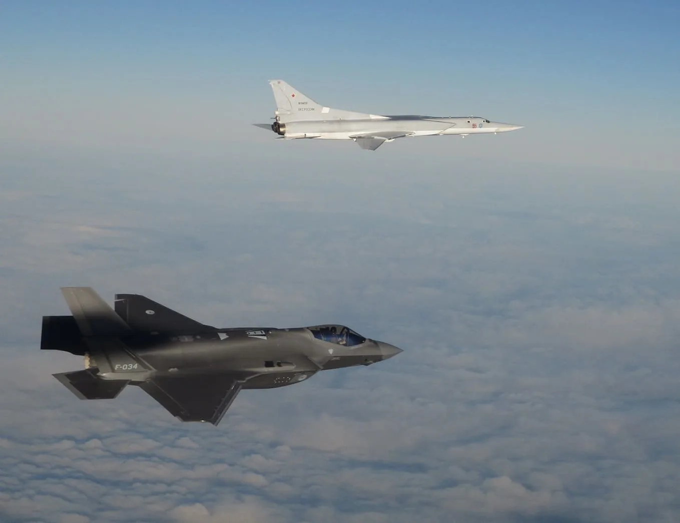Cazas F-35A Lighting II neerlandeses interceptan bombarderos Tu-22M3 rusos armados con misiles ...