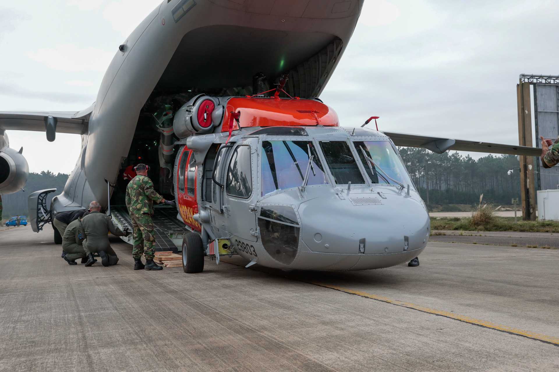 La Fuerza Aérea de Portugal recibe al tercero de sus UH-60A Black Hawk ...