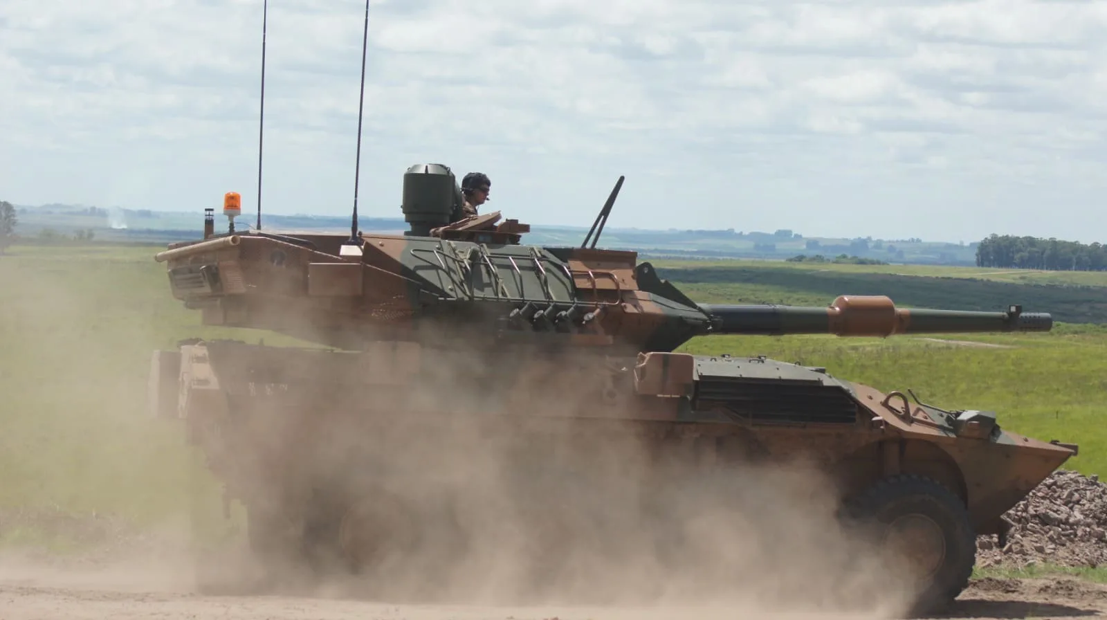 Los nuevos VBC 8x8 Centauro II BR del Ejército Brasileño fueron ...