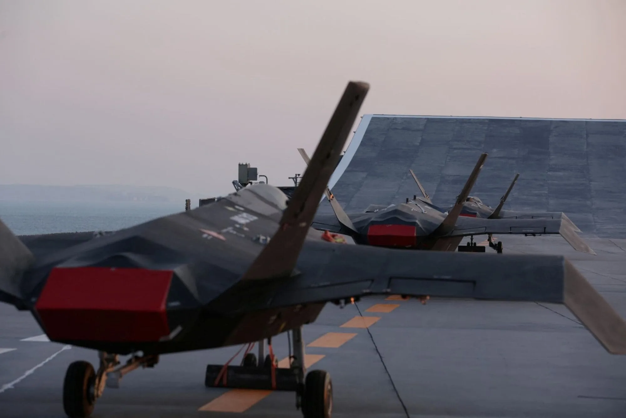 Irán convirtió a su autoproclamado caza furtivo F-313 Qaher en uno de los drones embarcados para ...