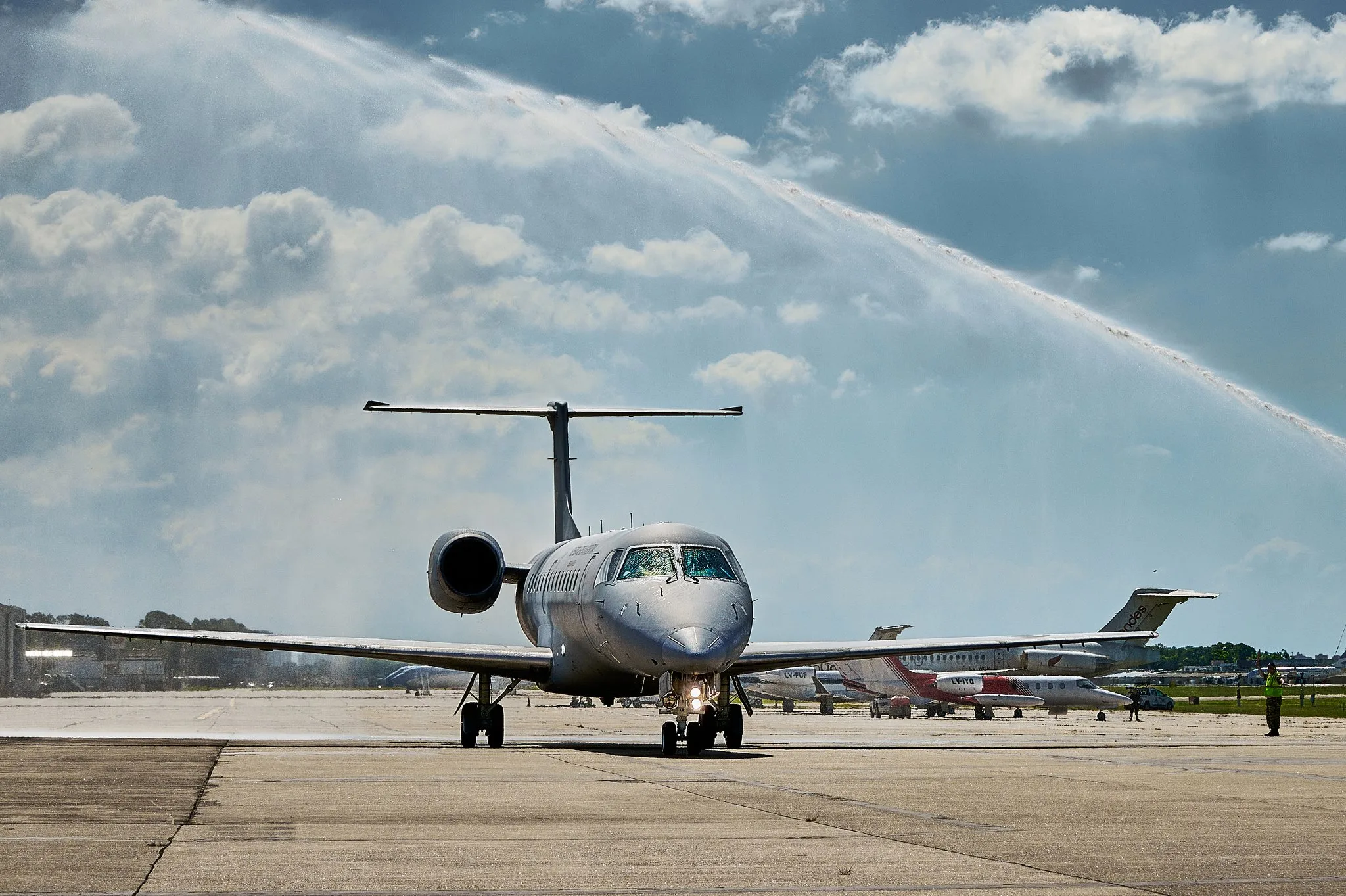 La Fuerza Aérea Argentina licita la compra de una nueva aeronave Embraer ERJ-140 o ERJ-145 para ...